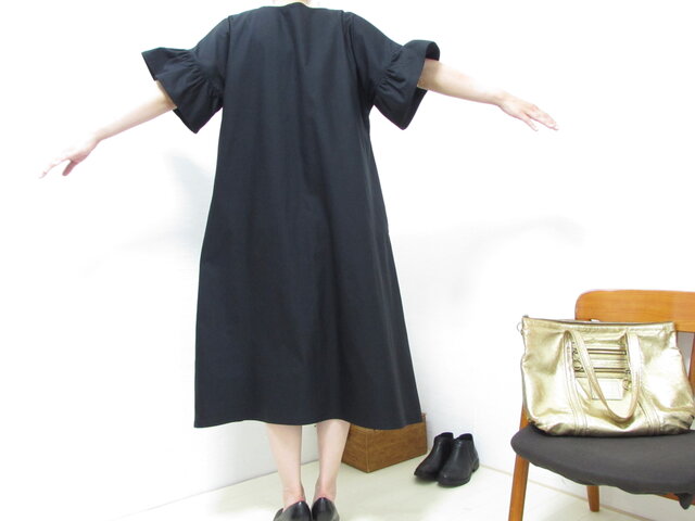 2738きちんとさんのブラックのAラインワンピース コットン | iichi 日々の暮らしを心地よくするハンドメイドやアンティークのマーケットプレイス