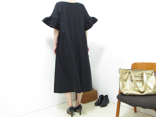 2738きちんとさんのブラックのAラインワンピース コットン | iichi 日々の暮らしを心地よくするハンドメイドやアンティークのマーケットプレイス