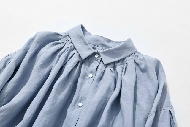 ★2023新色★着回しの一枚になれる 麻のシャツ 麻100％ 長袖 薄い水色 220606-2 | iichi 日々の暮らしを心地よくするハンドメイドやアンティークのマーケットプレイス