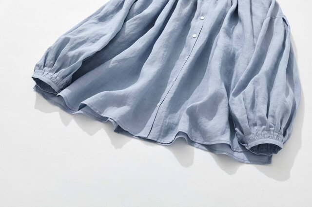 ★2023新色★着回しの一枚になれる 麻のシャツ 麻100％ 長袖 薄い水色 220606-2 | iichi 日々の暮らしを心地よくするハンドメイドやアンティークのマーケットプレイス