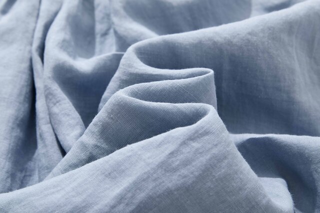 ★2023新色★着回しの一枚になれる 麻のシャツ 麻100％ 長袖 薄い水色 220606-2 | iichi 日々の暮らしを心地よくするハンドメイドやアンティークのマーケットプレイス