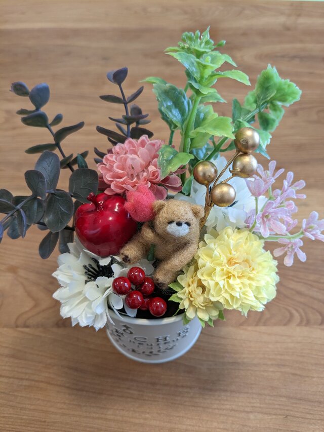 母の日 羊毛フェルトのくまさんと造花のアレンジメント | iichi ハンドメイド・クラフト作品・手仕事品の通販