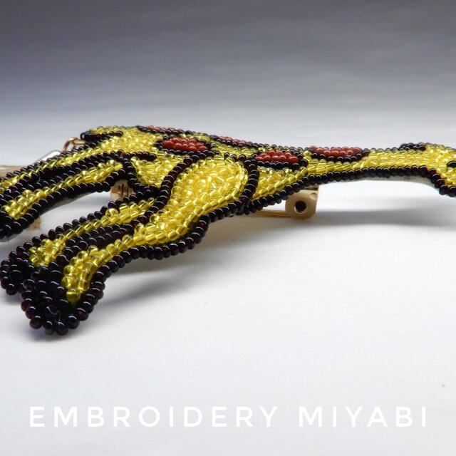 きりんのブローチ ビーズ刺繍の子キリン (リュネビル刺繍) | iichi ハンドメイド・クラフト作品・手仕事品の通販