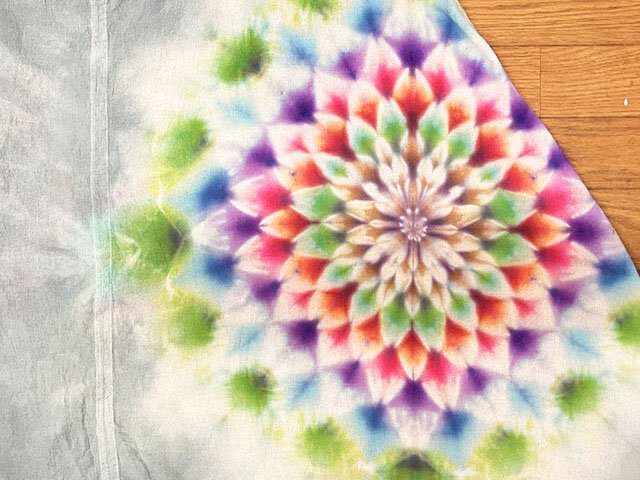 タイダイ染め 新型ノースリーブワンピース 優しい薄青色に両面に輝く美しい大曼荼羅の華 HD19-12 | iichi 日々の暮らしを心地よくするハンドメイドやアンティークのマーケットプレイス