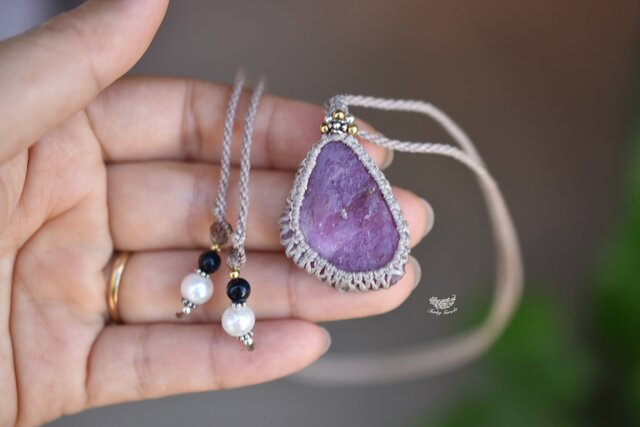 自然原石★ルビー マクラメネックレス1012 | iichi 日々の暮らしを心地よくするハンドメイドやアンティークのマーケットプレイス