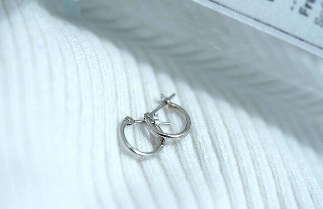 【送料無料】Pt900 1.5mm×10mm フープピアス ペア | iichi 日々の暮らしを心地よくするハンドメイドやアンティークのマーケットプレイス