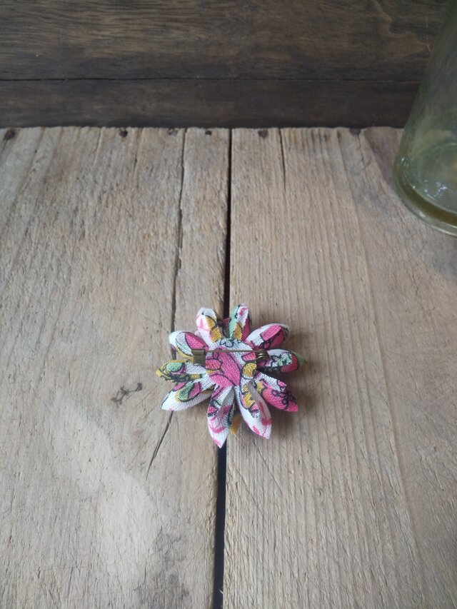 つまみ細工のお花のブローチ | iichi ハンドメイド・クラフト作品・手仕事品の通販