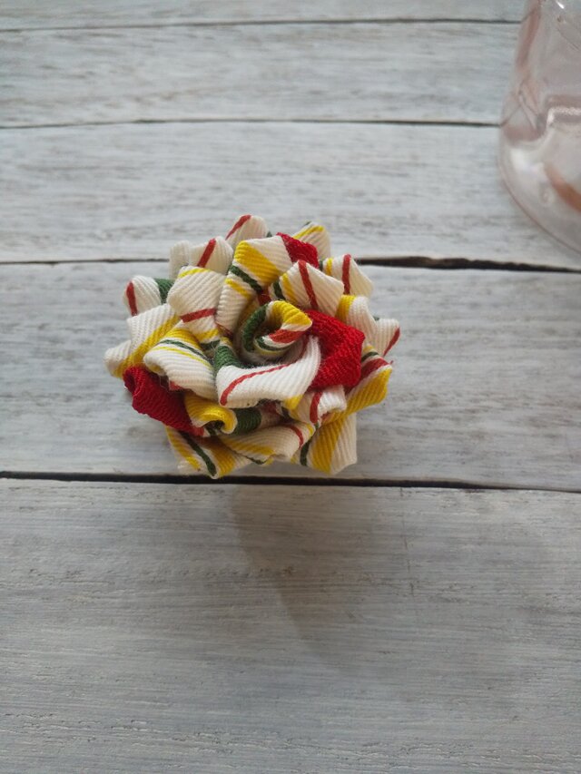 つまみ細工の満開バラのコサージュ | iichi ハンドメイド・クラフト作品・手仕事品の通販