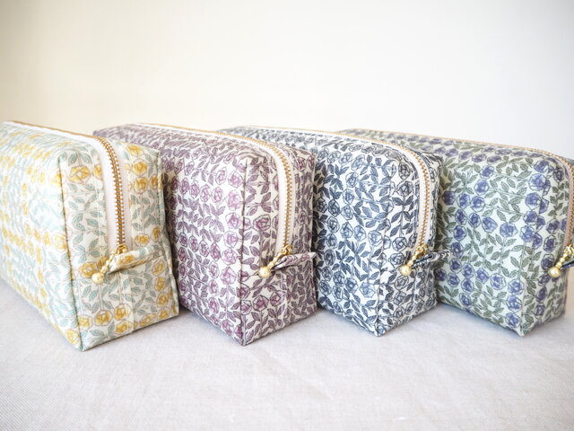 S様オーダー品 ラミネートスクエアポーチ 「Sleeping rose」4点 | iichi 日々の暮らしを心地よくするハンドメイドやアンティークのマーケットプレイス