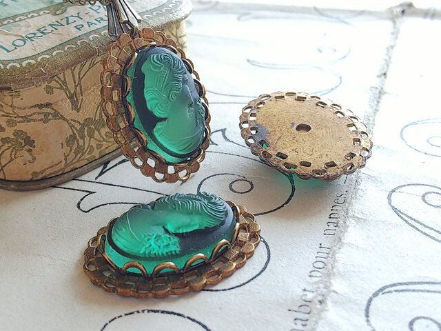 ヴィンテージ Green-Frostカメオ（18×13㎜）2重台座クラシカルネックレス | iichi 日々の暮らしを心地よくするハンドメイドやアンティークのマーケットプレイス