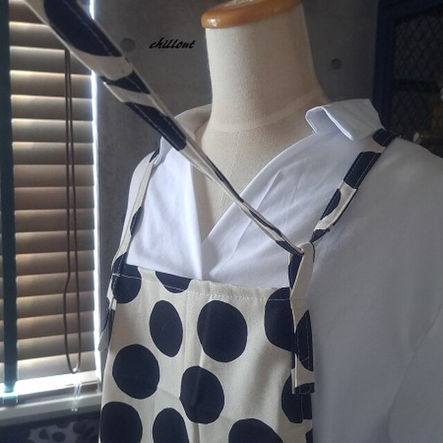 【背中がかわいい】エプロンドレス：ブラックドット【0550】 | iichi ハンドメイド・クラフト作品・手仕事品の通販