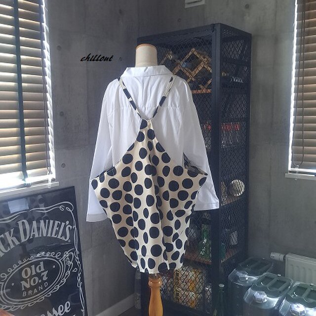 【背中がかわいい】エプロンドレス：ブラックドット【0550】 | iichi ハンドメイド・クラフト作品・手仕事品の通販