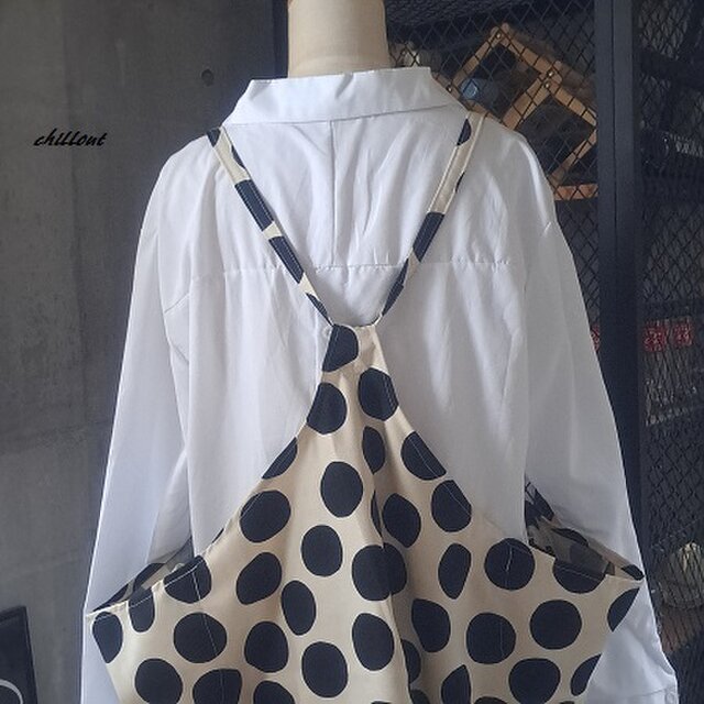 【背中がかわいい】エプロンドレス：ブラックドット【0550】 | iichi ハンドメイド・クラフト作品・手仕事品の通販