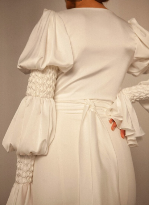 送料無料！パーティードレス オフホワイト 長袖 くるみボタン Vネック エレガント トレーン 拳式 二次会 | iichi ハンドメイド ...