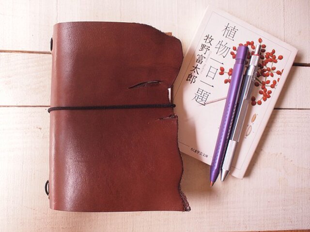 艶々分厚いレザー 手帖・文庫カバーA6 トラベラーズタイプ | iichi 日々の暮らしを心地よくするハンドメイドやアンティークのマーケットプレイス