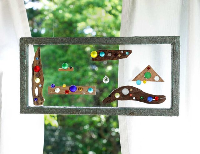 ＃31 流木とサンキャッチャー 窓辺の装飾 ガラス玉 glass ball ビー玉 ★フレーム付き | iichi ハンドメイド・クラフト作品・手仕事品の通販