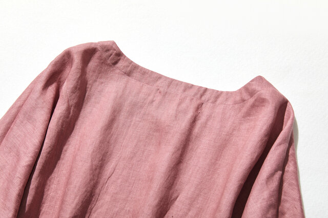 ゆるっと差の付くリネントップス 五分袖ブラウス 明るい渋い赤 230402-2 | iichi 日々の暮らしを心地よくするハンドメイドやアンティークのマーケットプレイス