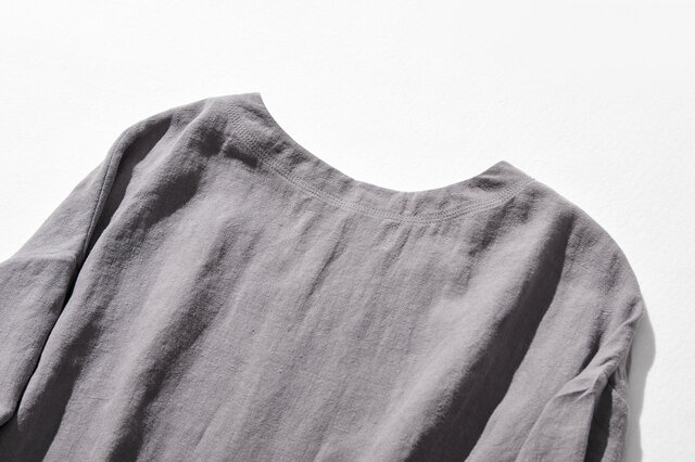 美しいシルエットのデザインプルオーバー トップス リネン100％ 9分袖 赤みがかった灰紫色 230403-2 | iichi 日々の暮らしを心地よくするハンドメイドやアンティークのマーケットプレイス