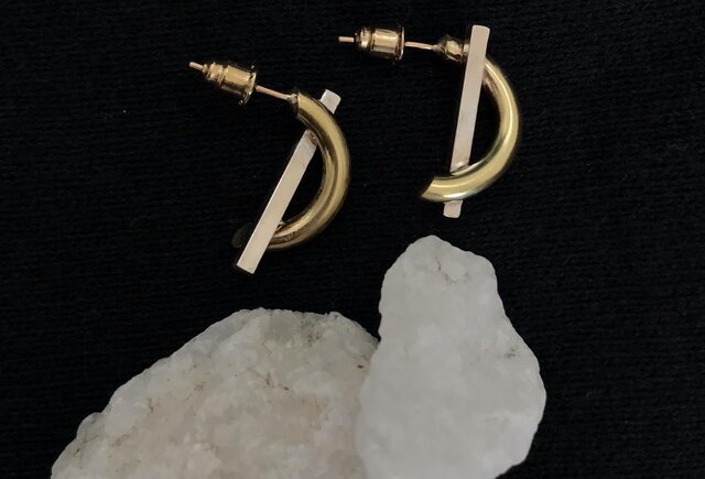 『真鍮×silver 』半月と支柱のアートフープピアス "14kgfポスト" | iichi ハンドメイド・クラフト作品・手仕事品の通販