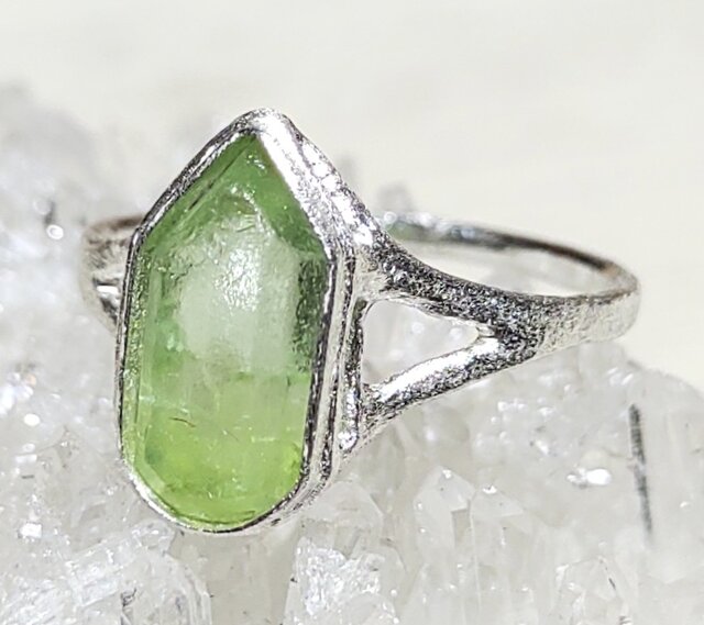 鉱物の表情＊Peridot 925 ring | iichi ハンドメイド・クラフト作品・手仕事品の通販