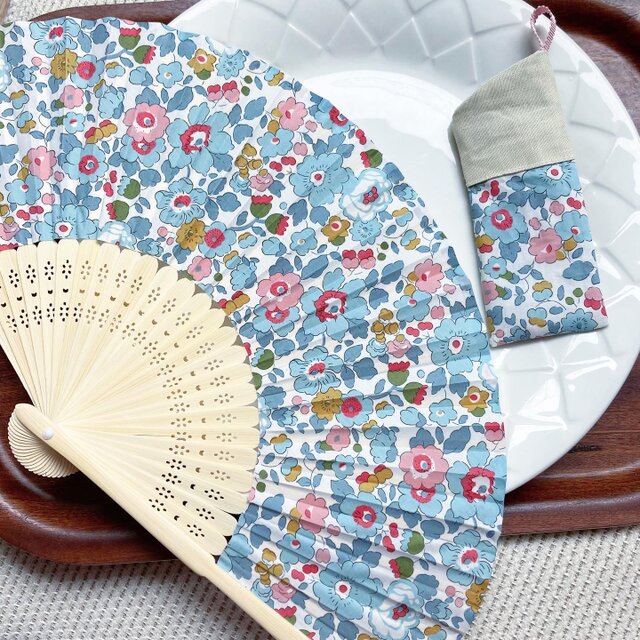 リバティベッツィ扇子Mサイズ & 扇子ケース | iichi ハンドメイド・クラフト作品・手仕事品の通販