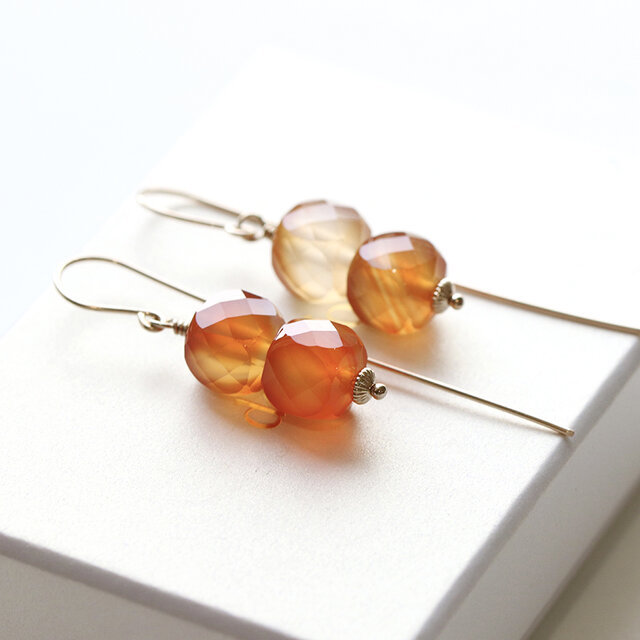 14Kgf 杏色カーネリアン ロングフックピアス /イヤリング --Apricot cubes-- | iichi 日々の暮らしを心地よくするハンドメイドやアンティークのマーケットプレイス