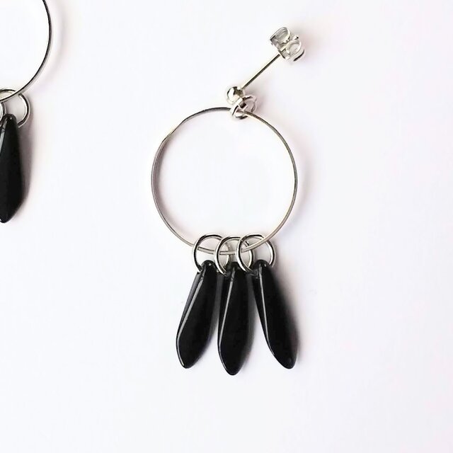 フープと剣ビーズのピアス/イヤリング(黒) | iichi ハンドメイド・クラフト作品・手仕事品の通販