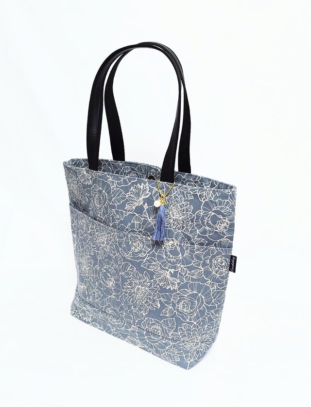 ローズガーデンブルーの肩掛けトートバッグ（チャーム付き） | iichi ハンドメイド・クラフト作品・手仕事品の通販