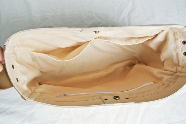 うさぎスカル（UR-1),バイカラーのショルダーバック。 | iichi 日々の暮らしを心地よくするハンドメイドやアンティークのマーケットプレイス