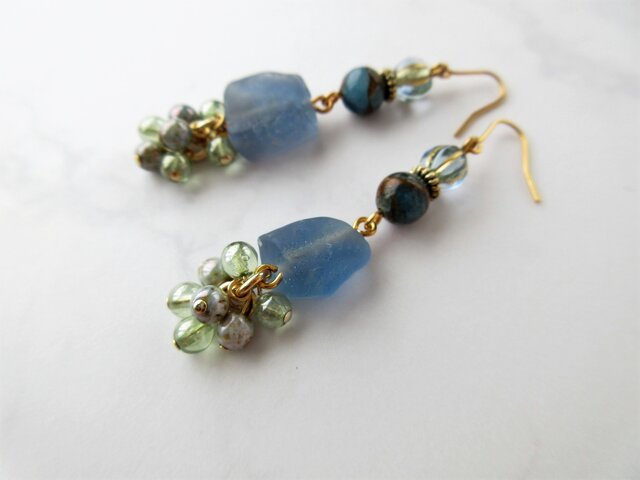 金具変更OK ブルーフローライトのイヤーアクセサリー（P1020） | iichi 日々の暮らしを心地よくするハンドメイドやアンティークのマーケットプレイス