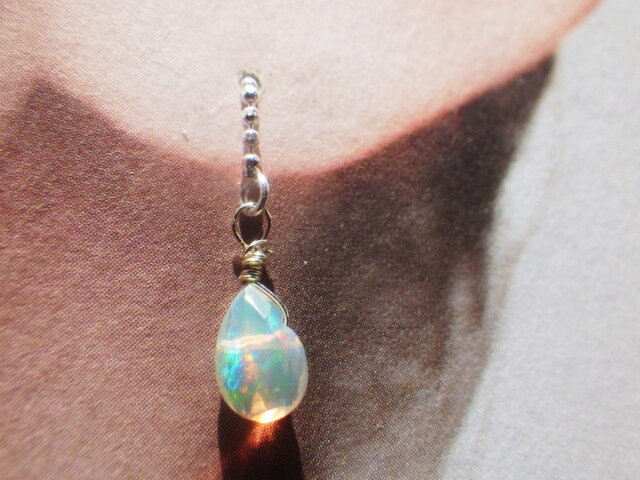 *sv925*Ethiopian Opal Swing Earrings エチオピア産ウェロオパール☆アメリカンピアス | iichi 日々の暮らしを心地よくするハンドメイドやアンティークの ...