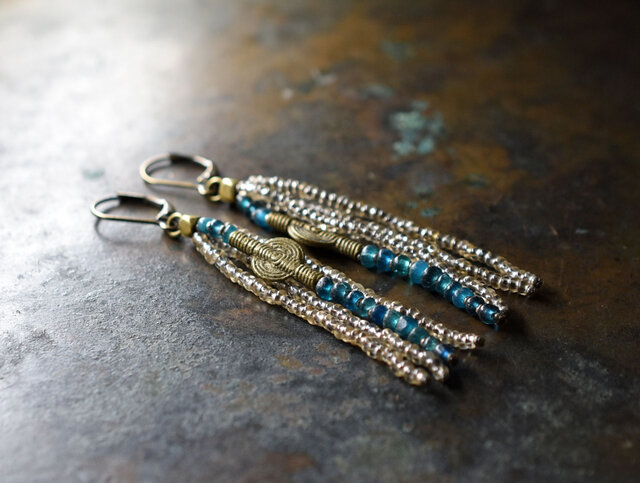 アフリカンブラスとクリア＆エメラルドブルーシードビーズの4連ピアス | iichi ハンドメイド・クラフト作品・手仕事品の通販