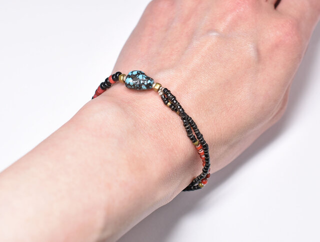 oldチベタンターコイズと漆黒ビーズ、金赤ホワイトハーツ、oldオリッサブラスのブレス | iichi ハンドメイド・クラフト作品・手仕事品の通販