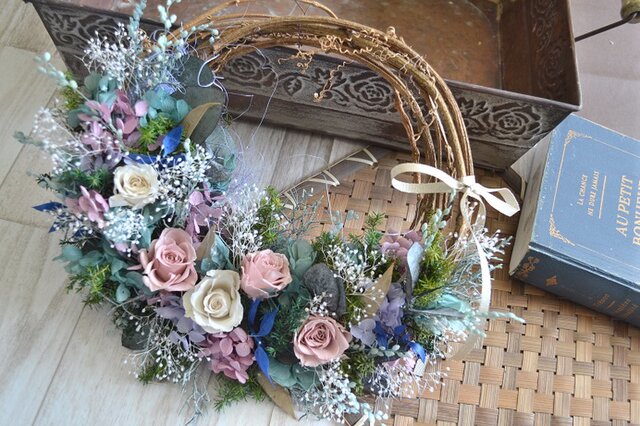 【母の日2023】エクリューカラーとブルーのハーフwreath | iichi ハンドメイド・クラフト作品・手仕事品の通販