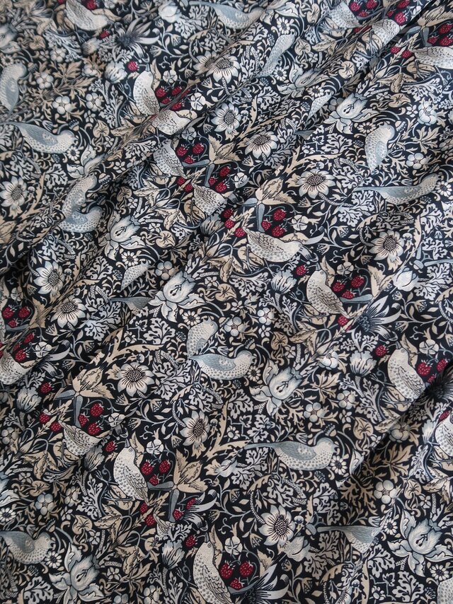 セミオーダー＊3size展開♪William Morris いちご泥棒♡フレンチスリーブワンピース♡ダークネイビー | iichi ハンドメイド・クラフト作品・手仕事品の通販