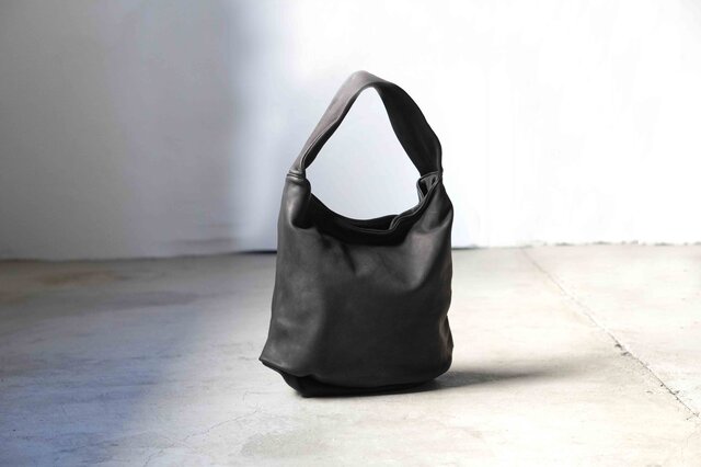 吸い付くようなタッチ感⁂軽く柔らかい袋タイプ・LUA(LA003)＃Black⁂ | iichi 日々の暮らしを心地よくするハンドメイドやアンティークのマーケットプレイス