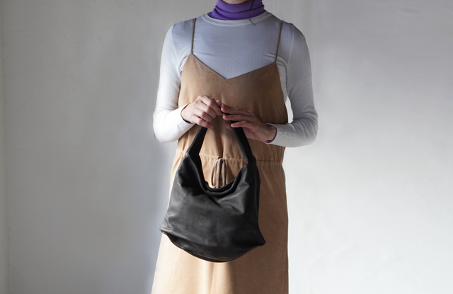 吸い付くようなタッチ感⁂軽く柔らかい袋タイプ・LUA(LA003)＃Black⁂ | iichi 日々の暮らしを心地よくするハンドメイドやアンティークのマーケットプレイス