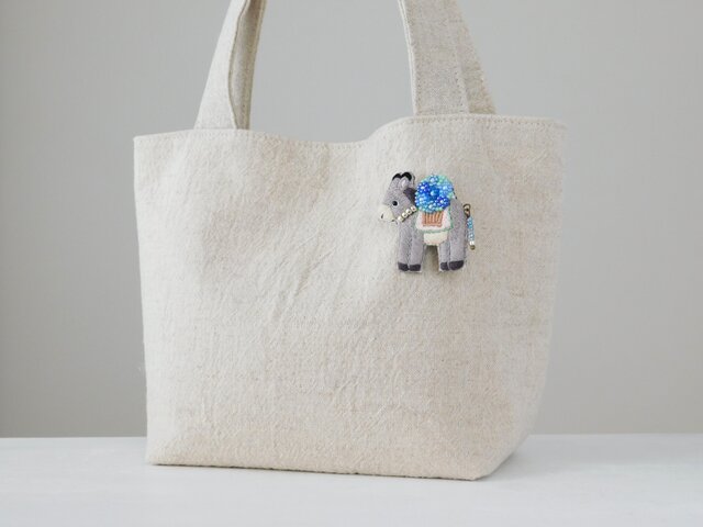 花売りのロバ ネモフィラ 刺繍ブローチ 【受注製作】 | iichi ハンドメイド・クラフト作品・手仕事品の通販