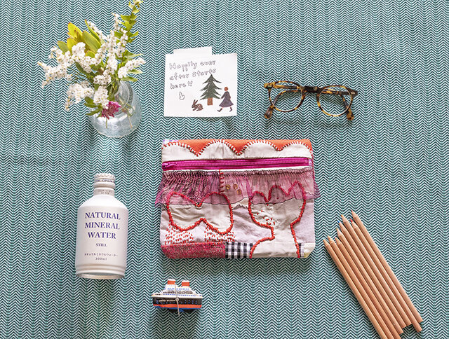 ぺたんこファスナーポーチf4 | iichi 日々の暮らしを心地よくするハンドメイドやアンティークのマーケットプレイス