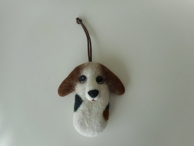 ビーグル犬のキーケース | iichi 日々の暮らしを心地よくするハンドメイドやアンティークのマーケットプレイス