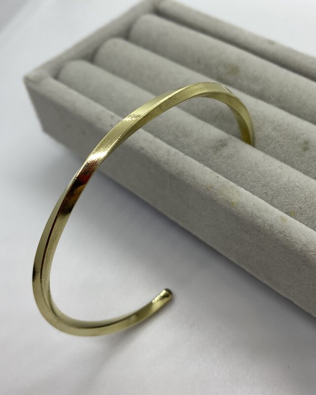 真鍮バングル 2.5mm四角線捻り（弱） | iichi ハンドメイド・クラフト作品・手仕事品の通販