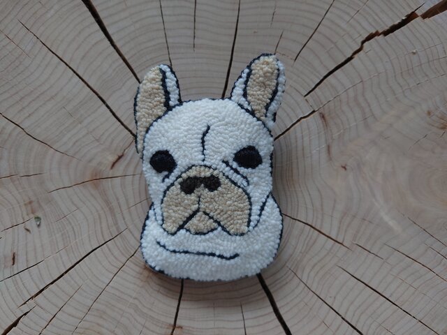 フレブル 刺繍ブローチ・バッグチャーム クリームさん 0002 | iichi 日々の暮らしを心地よくするハンドメイドやアンティークのマーケットプレイス