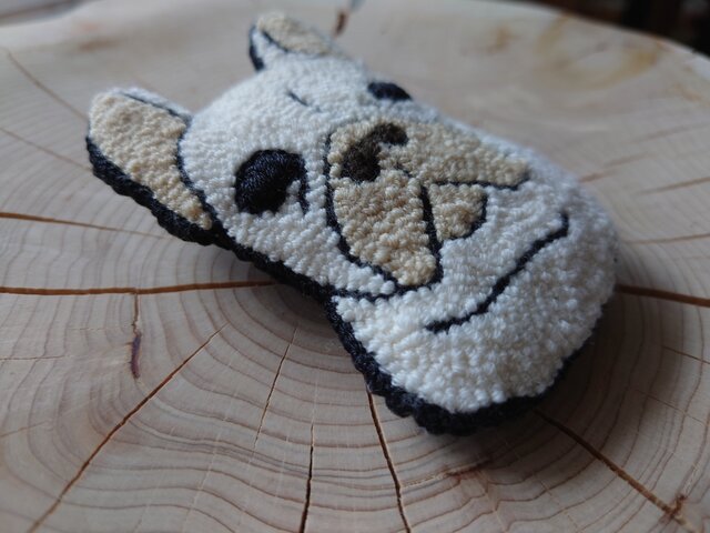 フレブル 刺繍ブローチ・バッグチャーム クリームさん 0002 | iichi 日々の暮らしを心地よくするハンドメイドやアンティークのマーケットプレイス