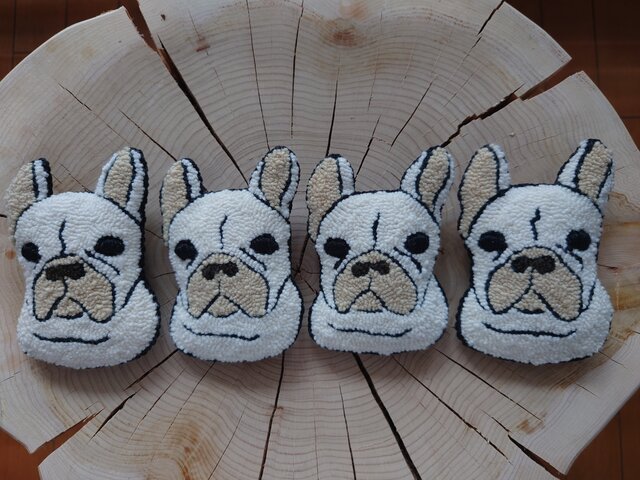 フレブル 刺繍ブローチ・バッグチャーム クリームさん 0002 | iichi 日々の暮らしを心地よくするハンドメイドやアンティークのマーケットプレイス