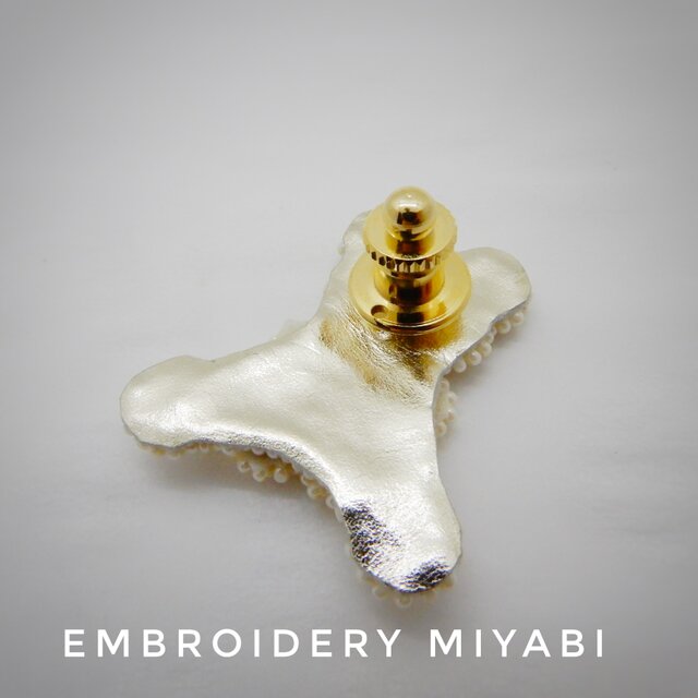 テディーベアのピンブローチ 白クマのビーズ刺繍 (リュネビル刺繍) | iichi ハンドメイド・クラフト作品・手仕事品の通販