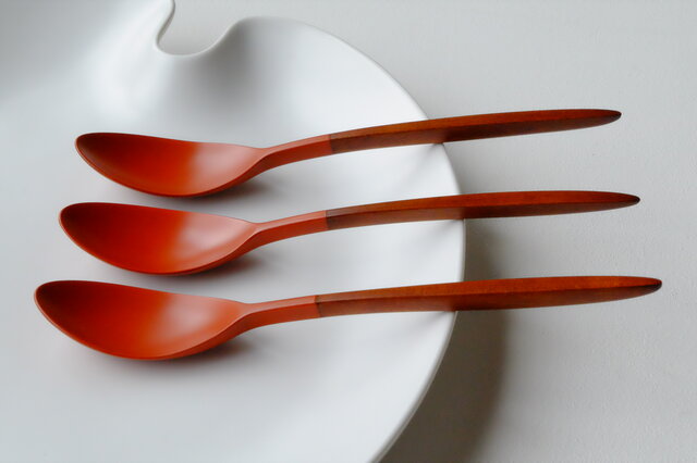 山桜の木の朱漆カレースプーン プロトタイプ0424 | iichi 日々の暮らしを心地よくするハンドメイドやアンティークのマーケットプレイス