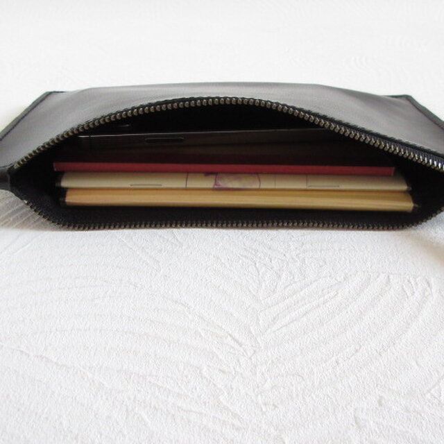 「紫陽花様フォロー割り品」A6対応・フラットマルチケース《カーフスキン》ブラック・0317 | iichi 日々の暮らしを心地よくするハンドメイドやアンティークのマーケットプレイス