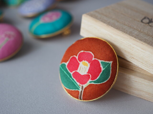 染めの花009_椿/ブローチ・ペンダントトップ2way | iichi 日々の暮らしを心地よくするハンドメイドやアンティークのマーケットプレイス