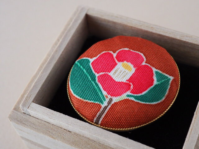 染めの花009_椿/ブローチ・ペンダントトップ2way | iichi 日々の暮らしを心地よくするハンドメイドやアンティークのマーケットプレイス