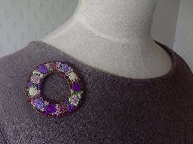 *Always*たっぷり紫陽花のサークルブローチ | iichi ハンドメイド・クラフト作品・手仕事品の通販